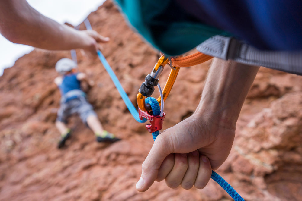 How to Choose Your Belaying System for Climbing | Decathlon